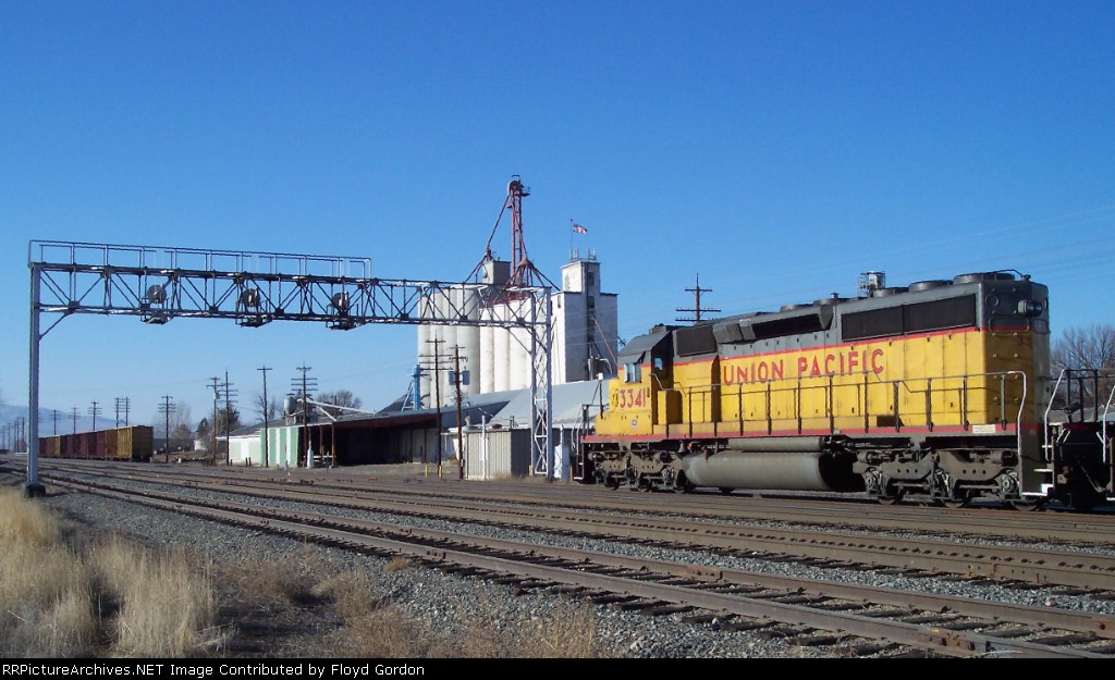 UP 3341 prepares to back off UP mainline